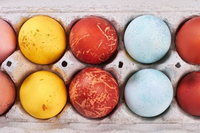 5 natural egg dye colors - how to dye eggs without chemicals - BestJive